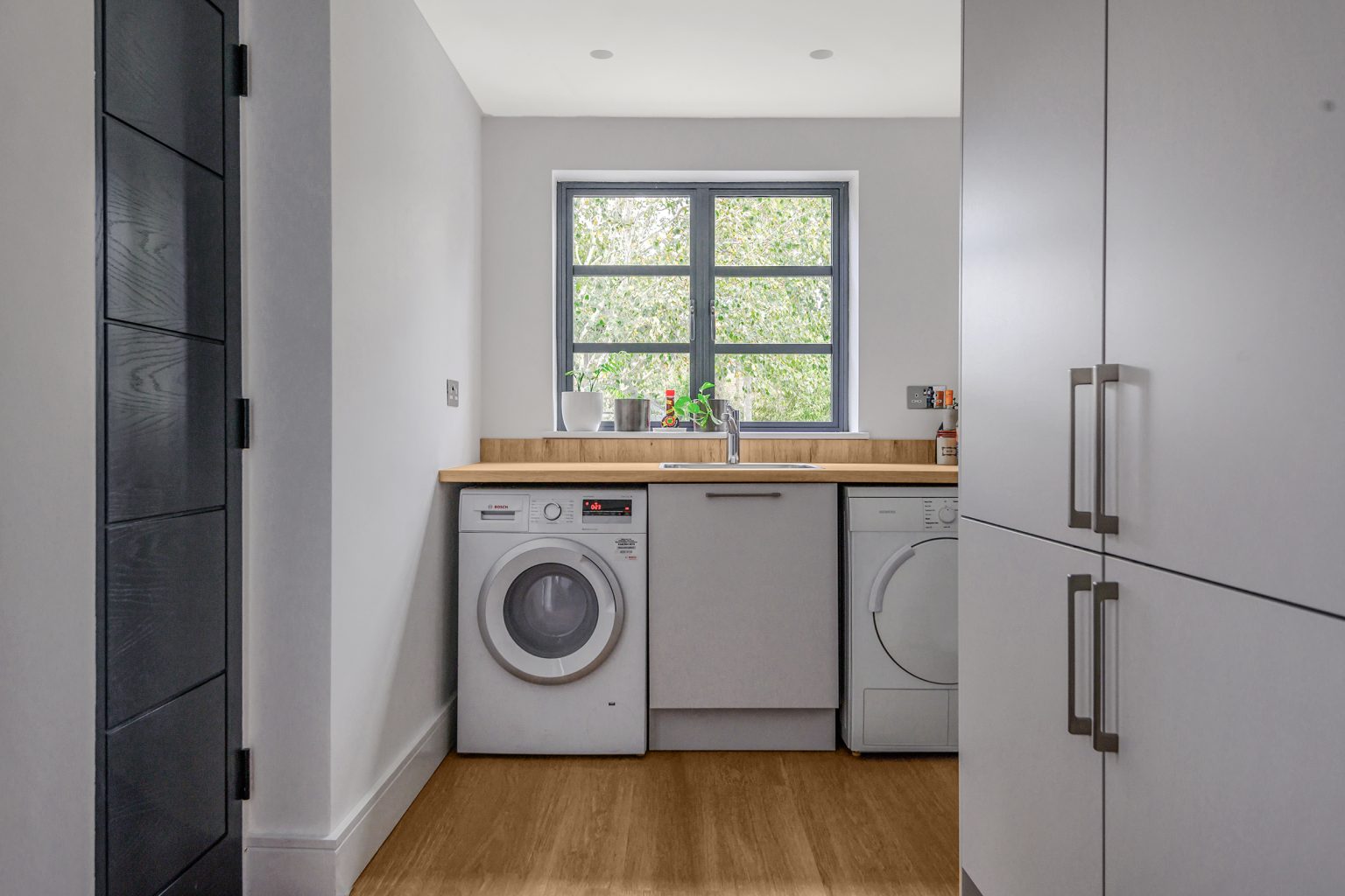 A Modern & Welcoming Kitchen Design with Hidden Utility